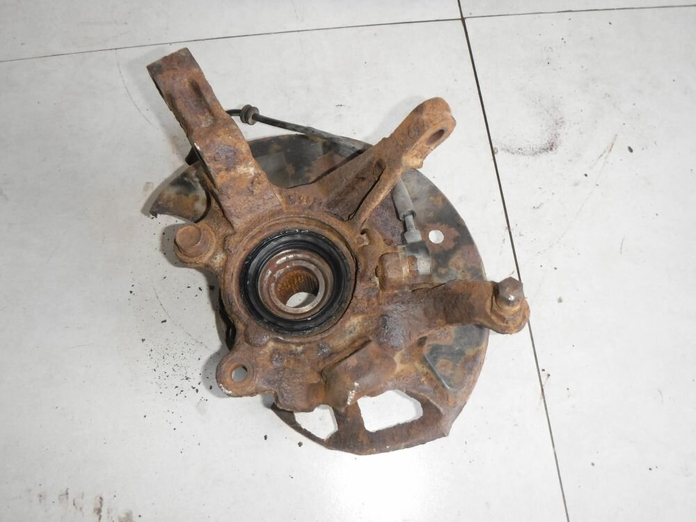 Кулак передний правый Nissan Maxima A32