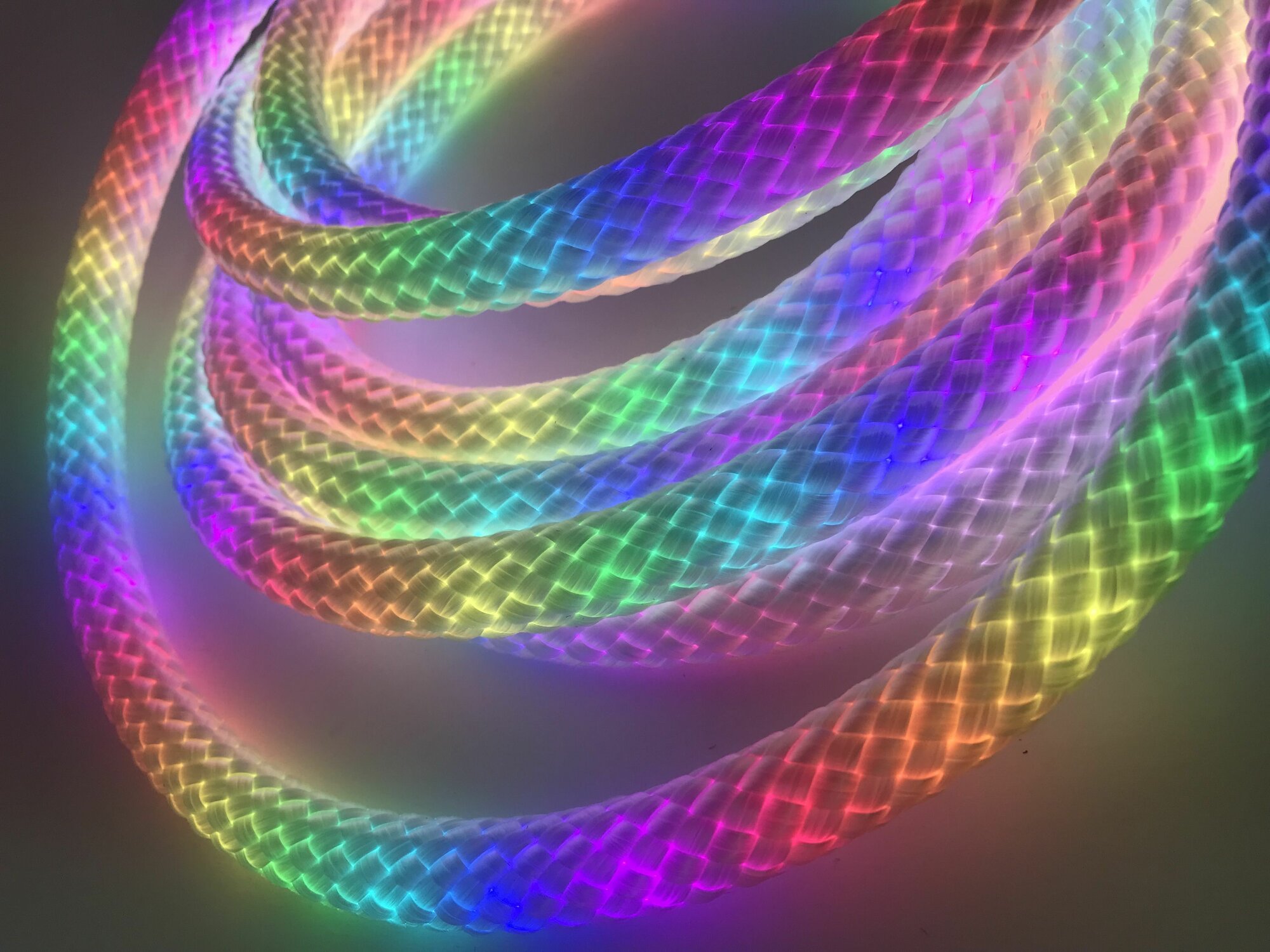 Гибкий неон круглый в тканевой оплетке. d16. 360о. 5/220В. Длина 5м. с Bluetooth контроллером. Цвет свечения: SPI RGB бегущие огни. IP67