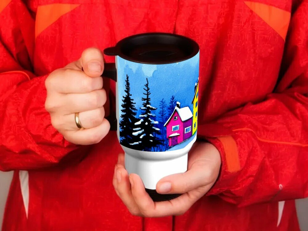 Тремокружка для авто с принтом "Зимний пейзаж с яркими разноцветными домами, расположенными на холме, окружённом заснеженными деревьями. Небо голубое с белыми снежинками." 0.5 л.