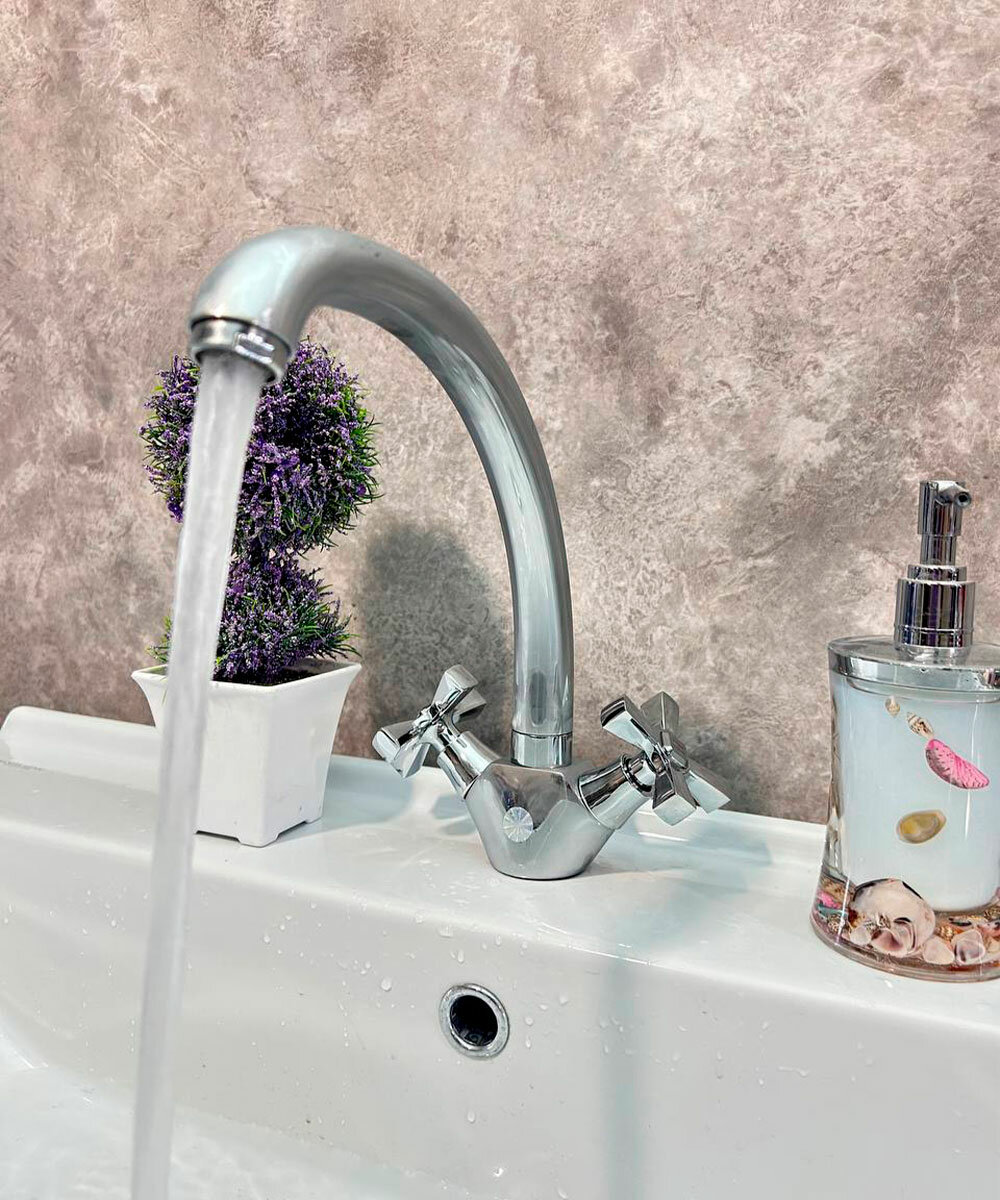 Смеситель для кухни из латуни с поворотным изливом H42014 цвет хром от бренда Hansen