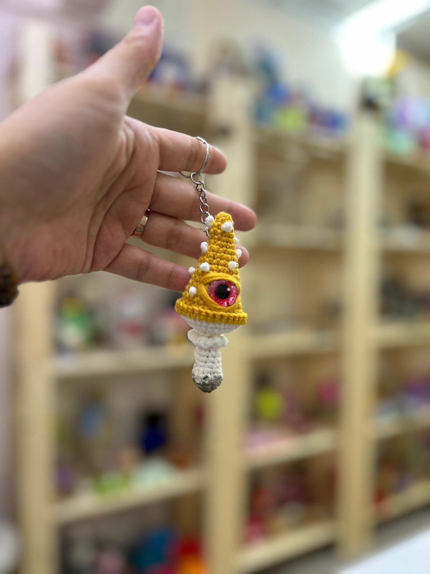 Вязаный брелок мухомор. Мягкая игрушка подвеска на рюкзак. Вязаная игрушка