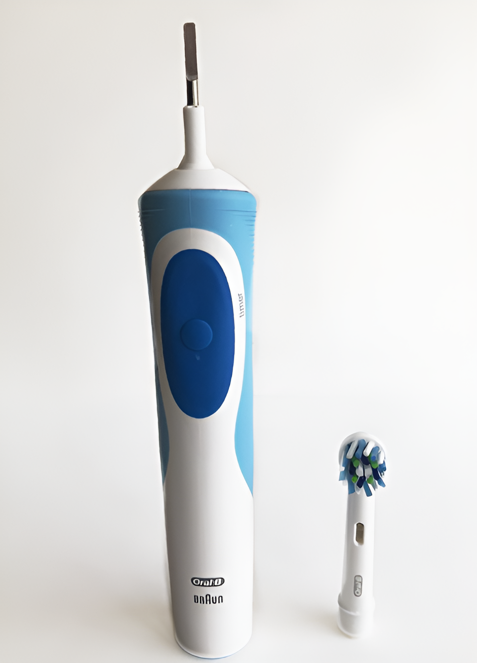 Электрическая зубная щетка Oral-B Braun Vitality CrossAction, 2D чистка, водонепроницаемая, белая/голубая