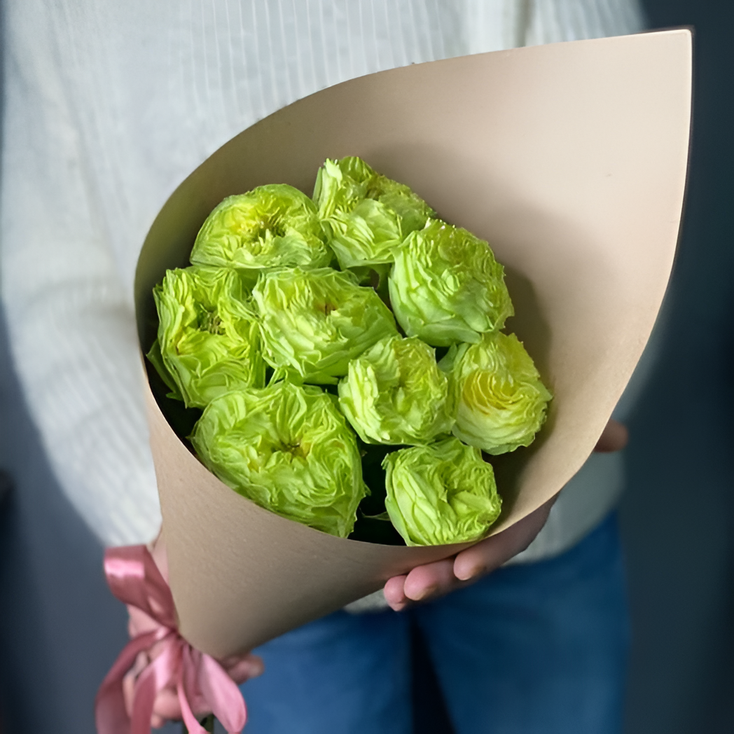 Букет живых цветов из 9 одноголовых роз в крафт упаковке и атласной ленты