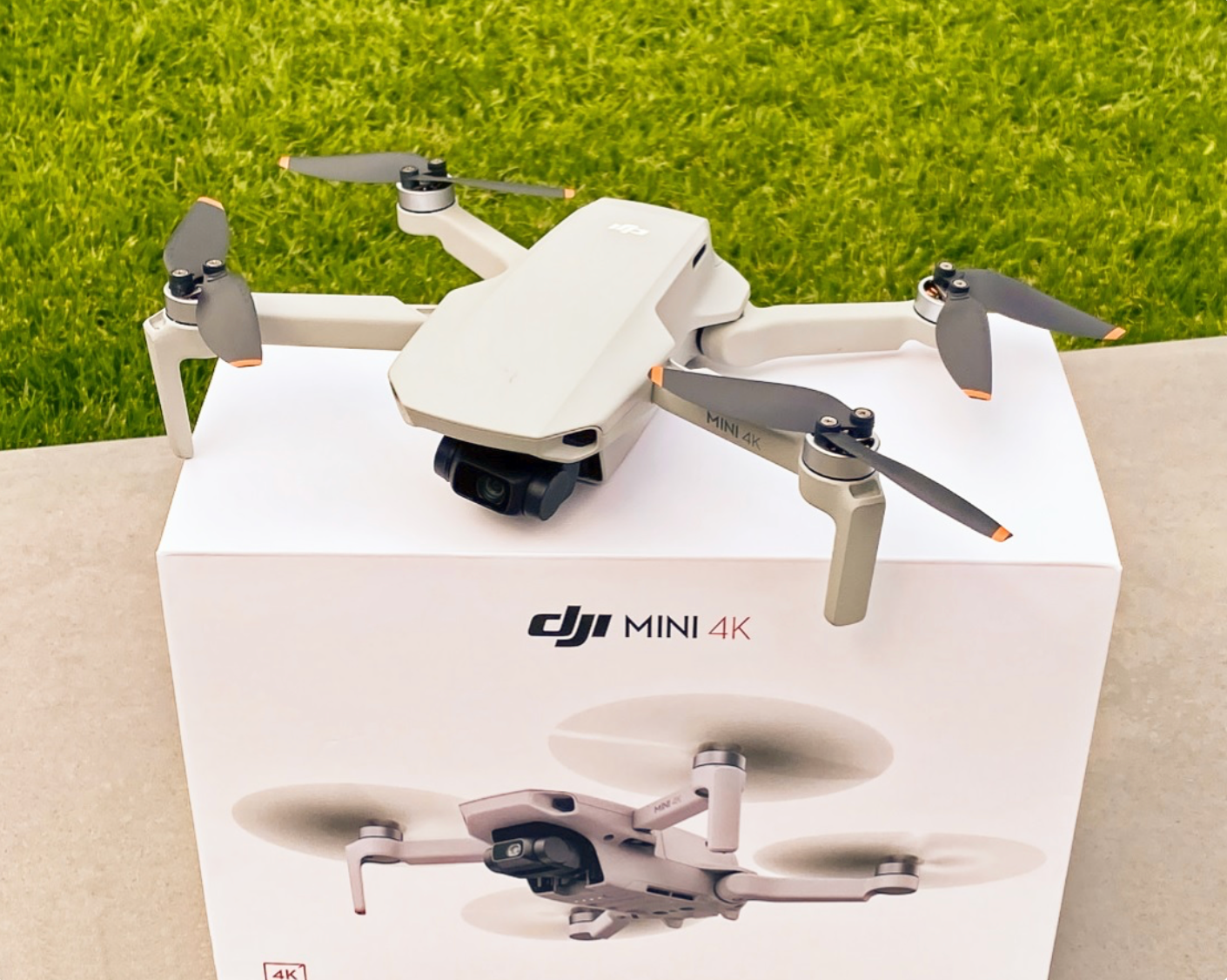 Квадрокоптер DJI "Mini 4K", дальность полета 10000м, время полета 31мин, серый