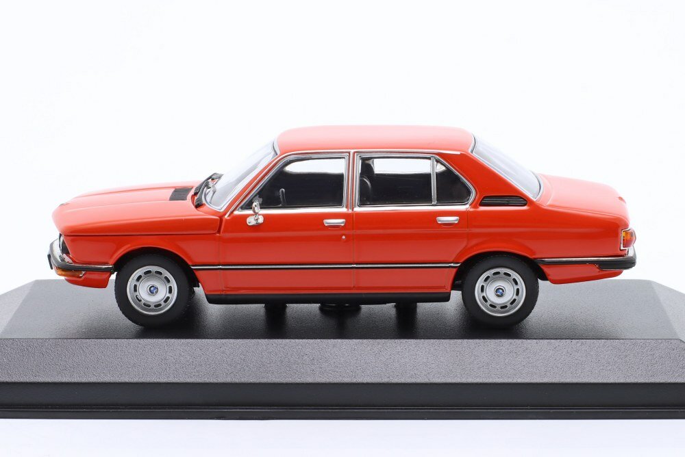 Модель коллекционная MAXICHAMPS Bmw 520 E12 1972 red — фото 1