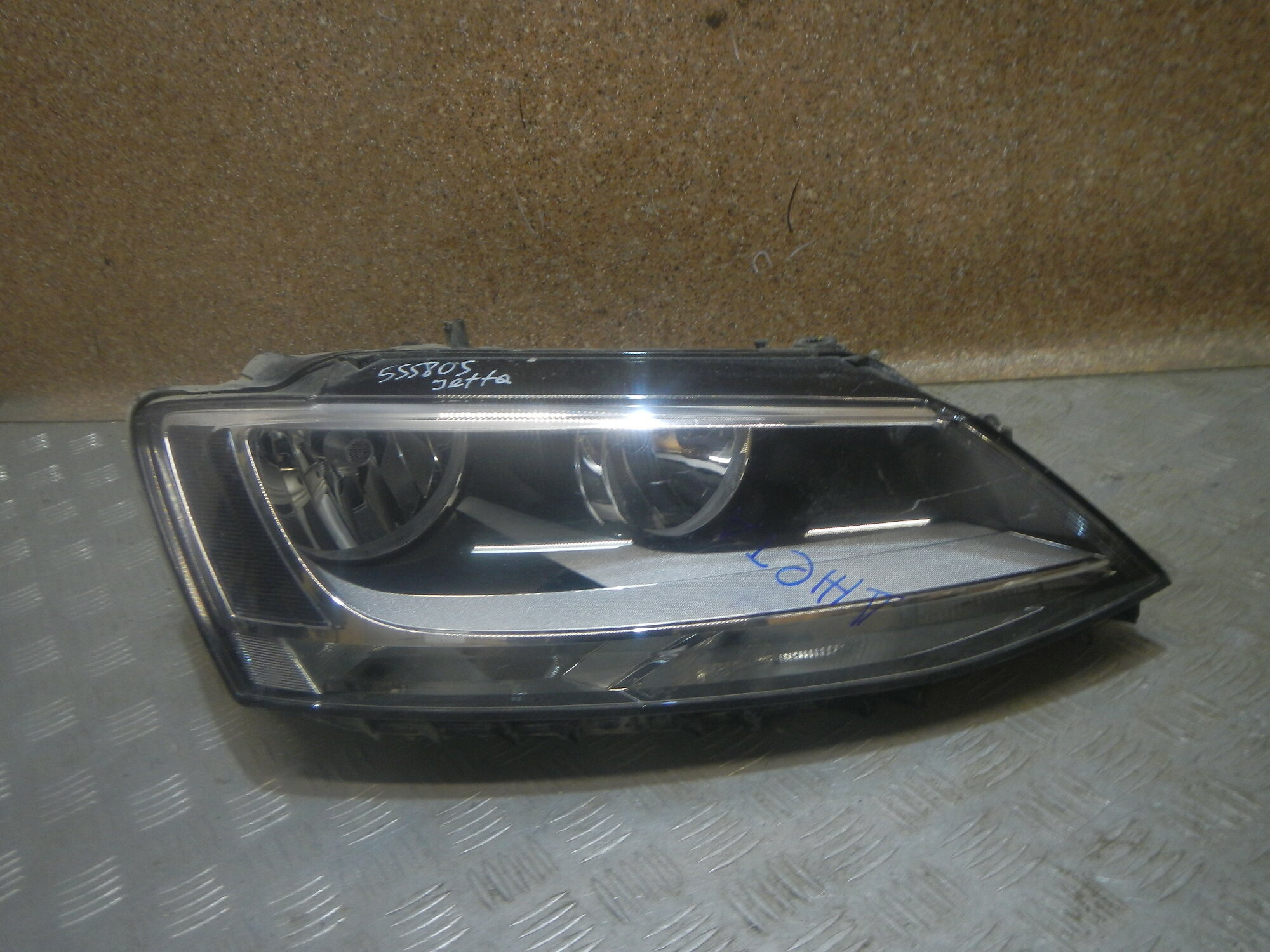 Б/У Фара правая, Volkswagen (Фольксваген)-JETTA (11-18) VOLKSWAGEN JETTA (11-18) галоген Сломано 2 крепления, нет куска к...