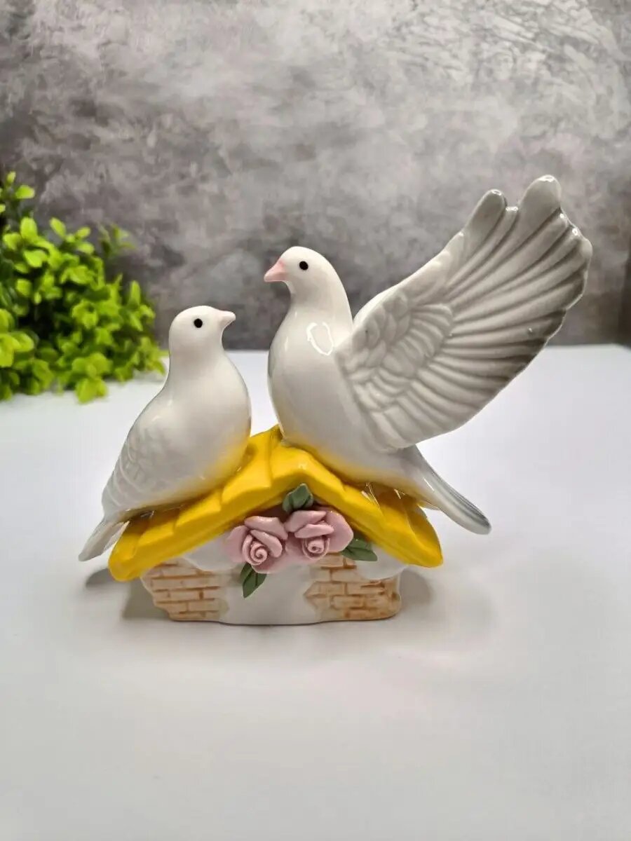 Фарфоровая декоративная фигурка голуби на домике, символ любви