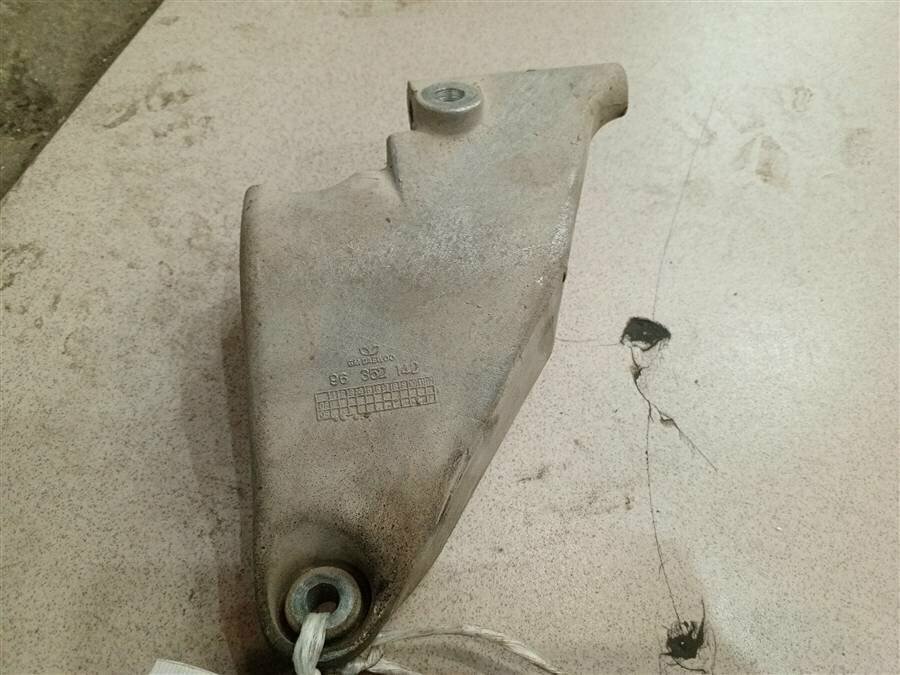 Кронштейн генератора от Chevrolet Lacetti J200 2003-2013