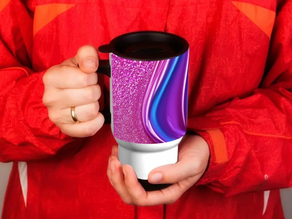 Тремокружка для авто с принтом "Абстрактный фон с волнообразными текстурами, переливающимися цветами розового, пурпурного и голубого, украшенный блестками. Создать эффект." 0.5 л.