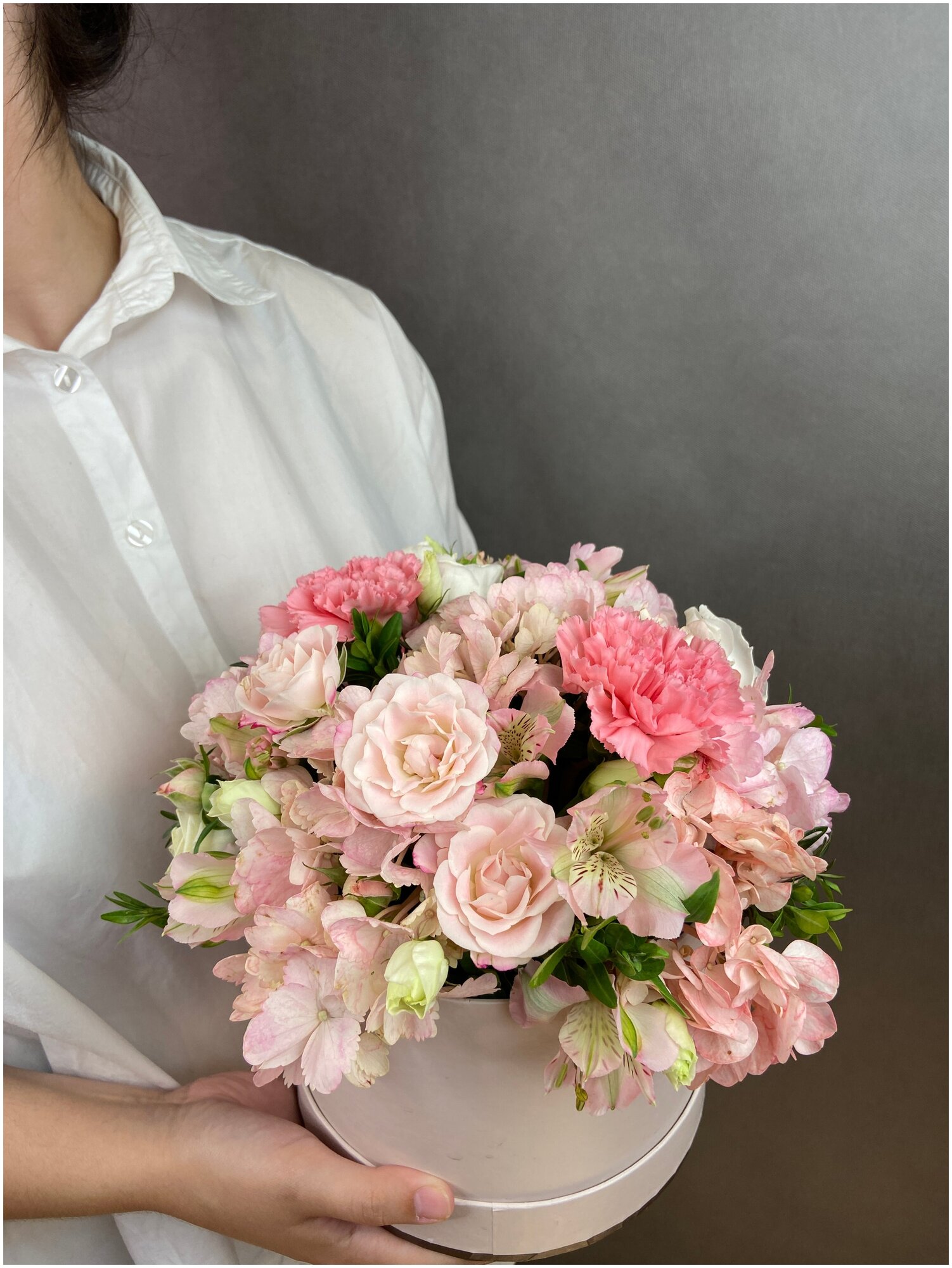 Композиция в розовой шляпной коробке, с гортензией, розой диантусом и альстромерией "Нежность розовая" MAX