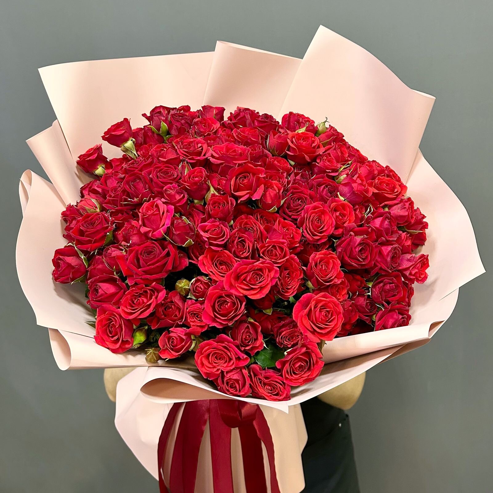 Букет из 29 красных кустовых роз