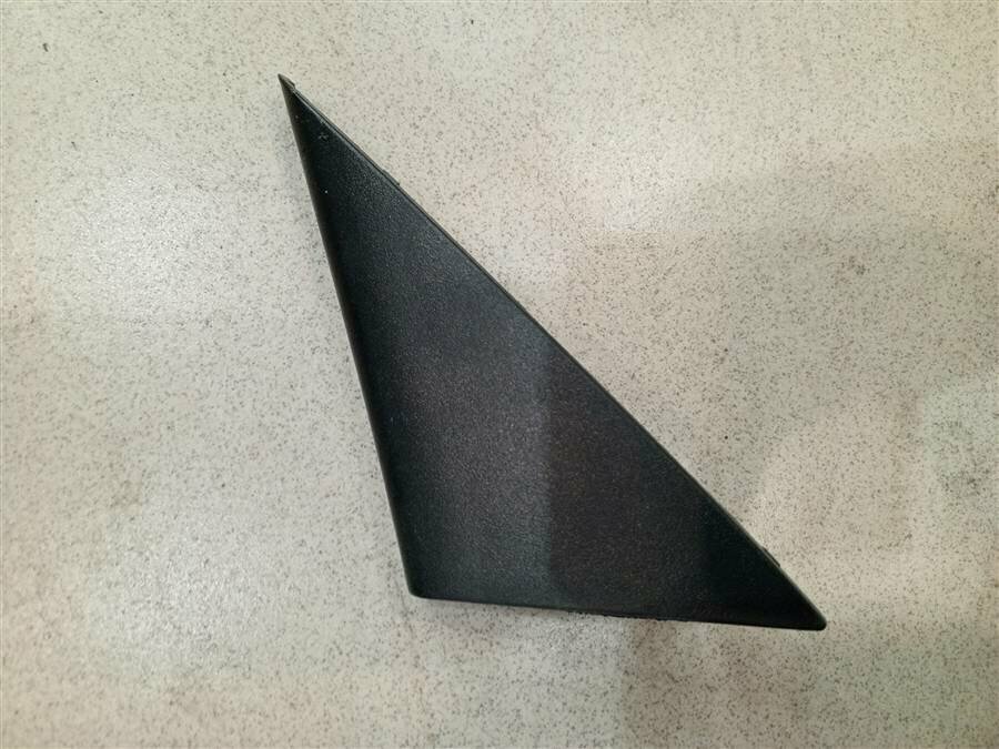 Уголок двери передней левой внутренний от Mazda Demio DW 1996-2002