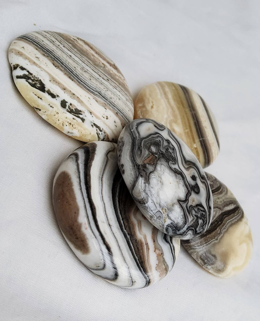 Кальцит зебра натуральный камень талисман без выемки L