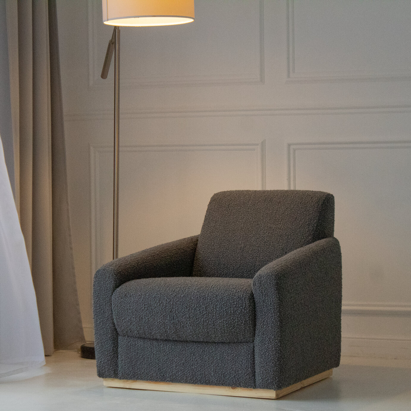 Кресло Оганер-Комфорот на цоколе из массива бука, покрыто маслом и воском