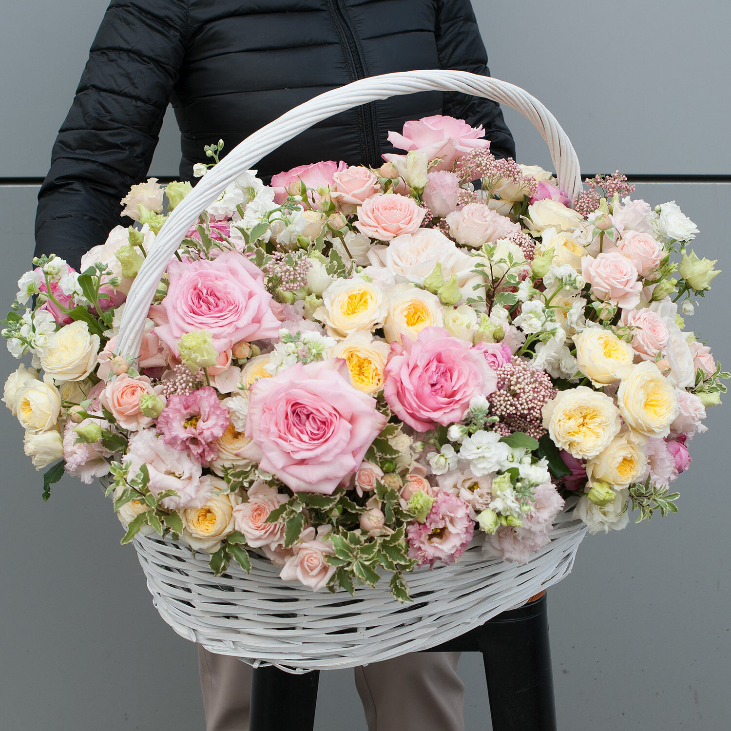 Авторская корзина из пионовидных роз, кустовых роз, маттиолы, лизиантуса и других цветов и зелени "Прекрасная Богемия"