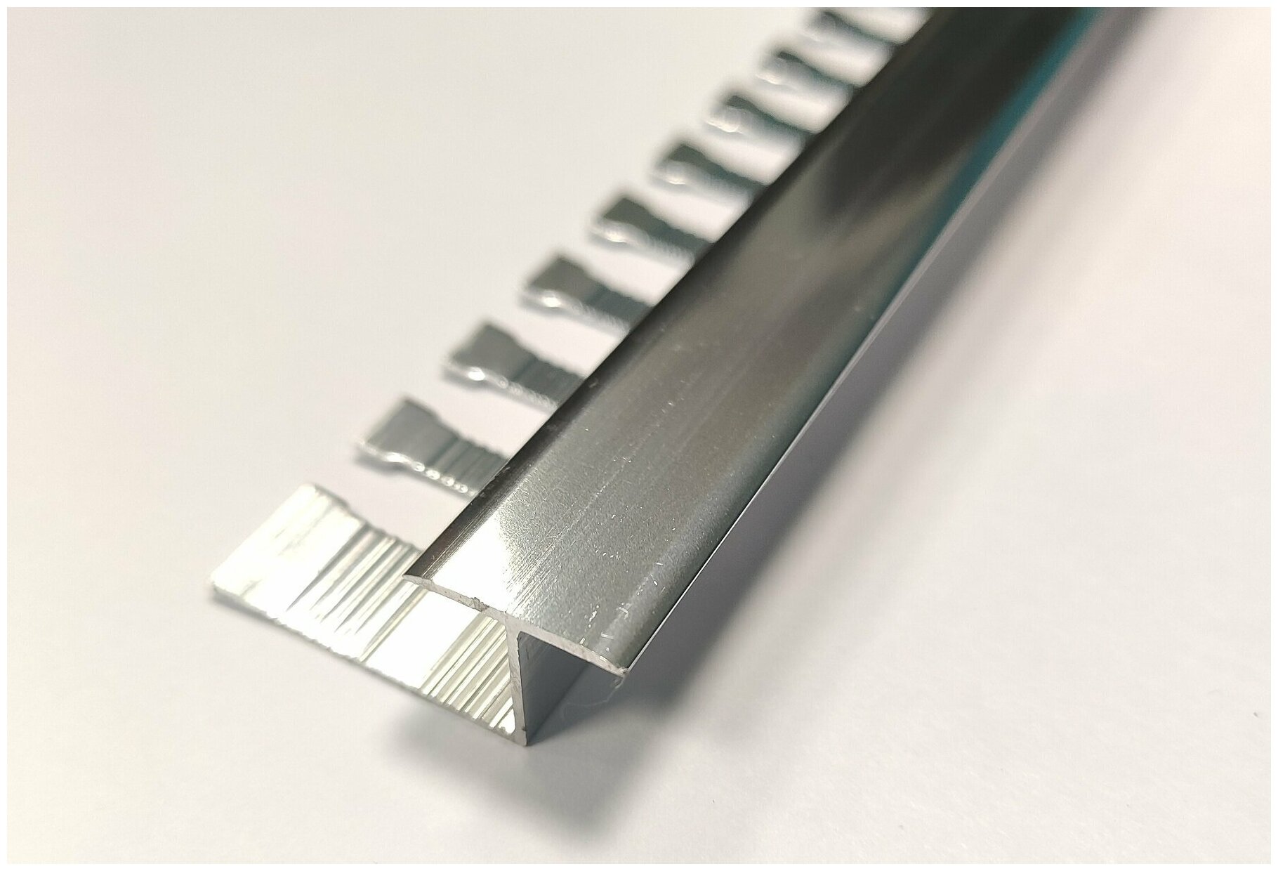 Порожек Т-образный алюминиевый гибкий для напольных покрытий, ширина 16мм, высота 10мм, длина 2,7м, ПЗ-10 Анод серебро глянец