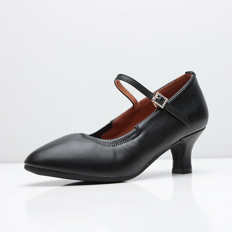 Спортивные туфли