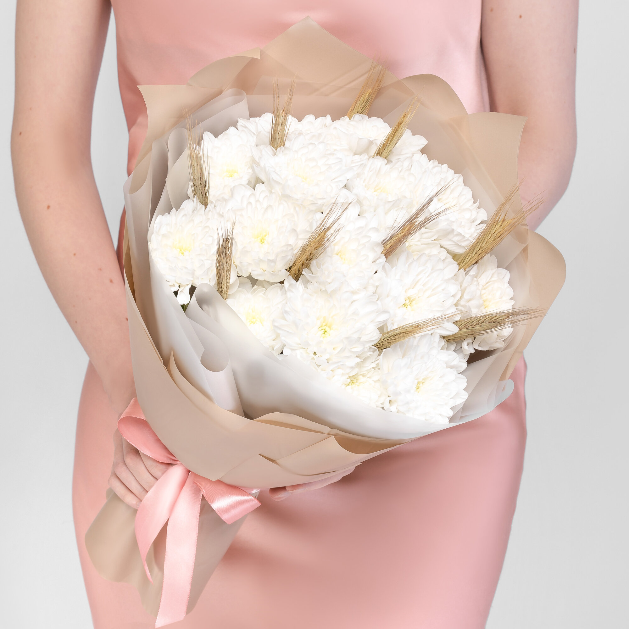 Дуо-букет Мегацвет24 "Хризантема кустовая и пшеница", белый/бежевый, дизайнерская упаковка