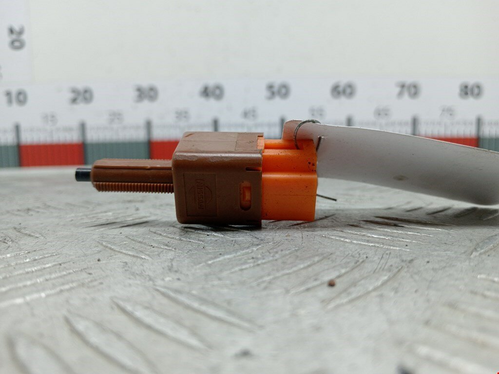 Датчик положения педали сцепления (Выключатель сцепления) Nissan Qashqai 1 25300AT300 арт. 2164312