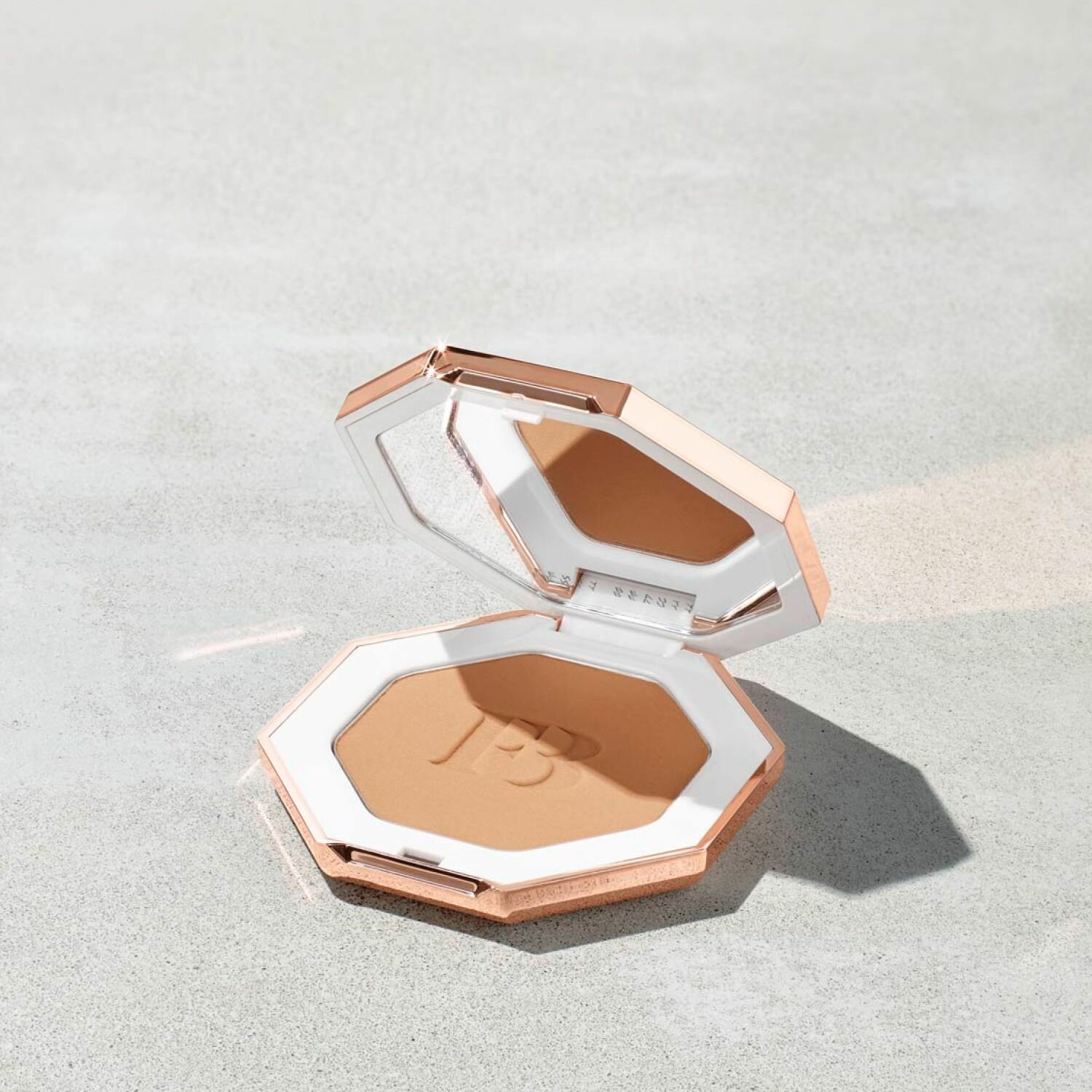 Пудра-бронзатор бронзер для лица Fenty Beauty SUN STALKER INSTANT WARMTH BRONZER - SHADY BIZ 02