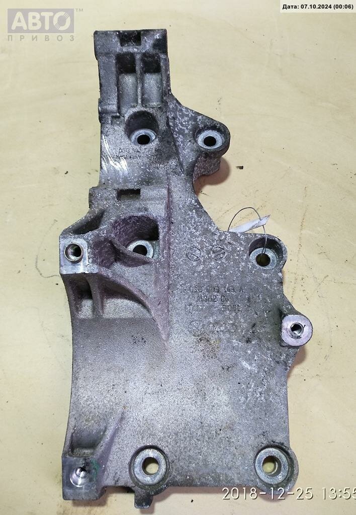 Кронштейн генератора Volkswagen Golf-5