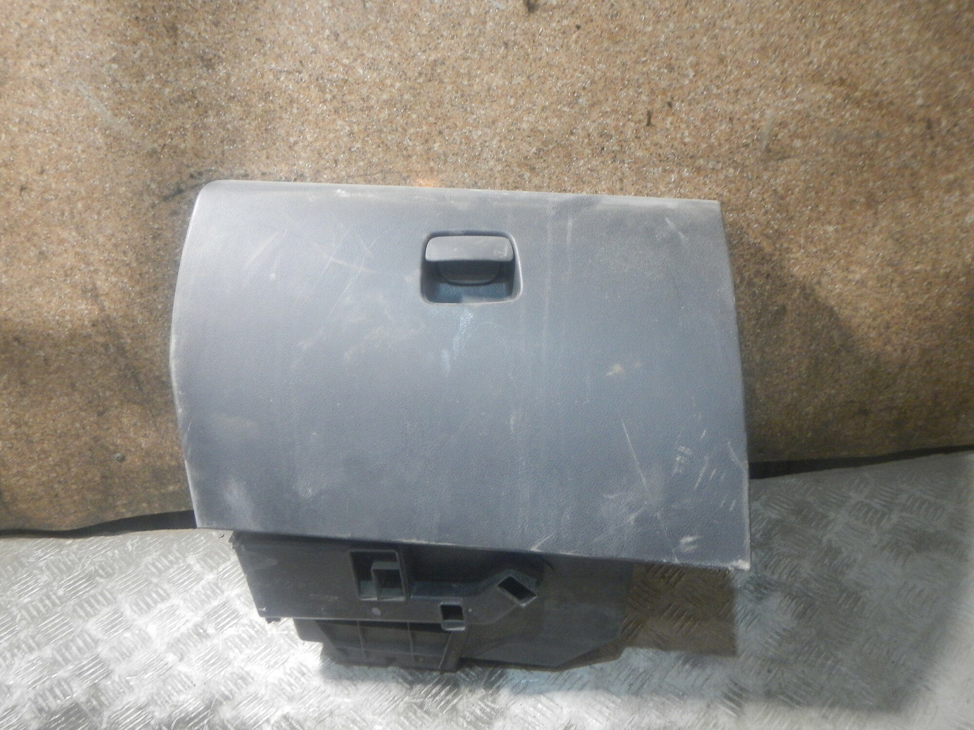 Б/У Бардачок, ВАЗ (VAZ)-LADA VESTA (веста) LADA VESTA (Веста) Грязный, царапины, сломано крепление. 576375 LADA арт. 845...