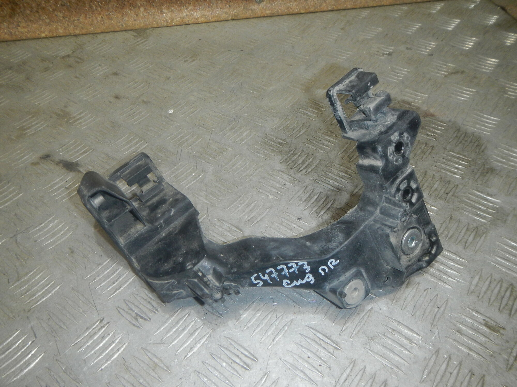 Б/У Кронштейн фары правой, KIA (Киа)-CEED (12-18) KIA CEED (12-18) Задиры. 547773 Hyundai-KIA арт. 64166A2000