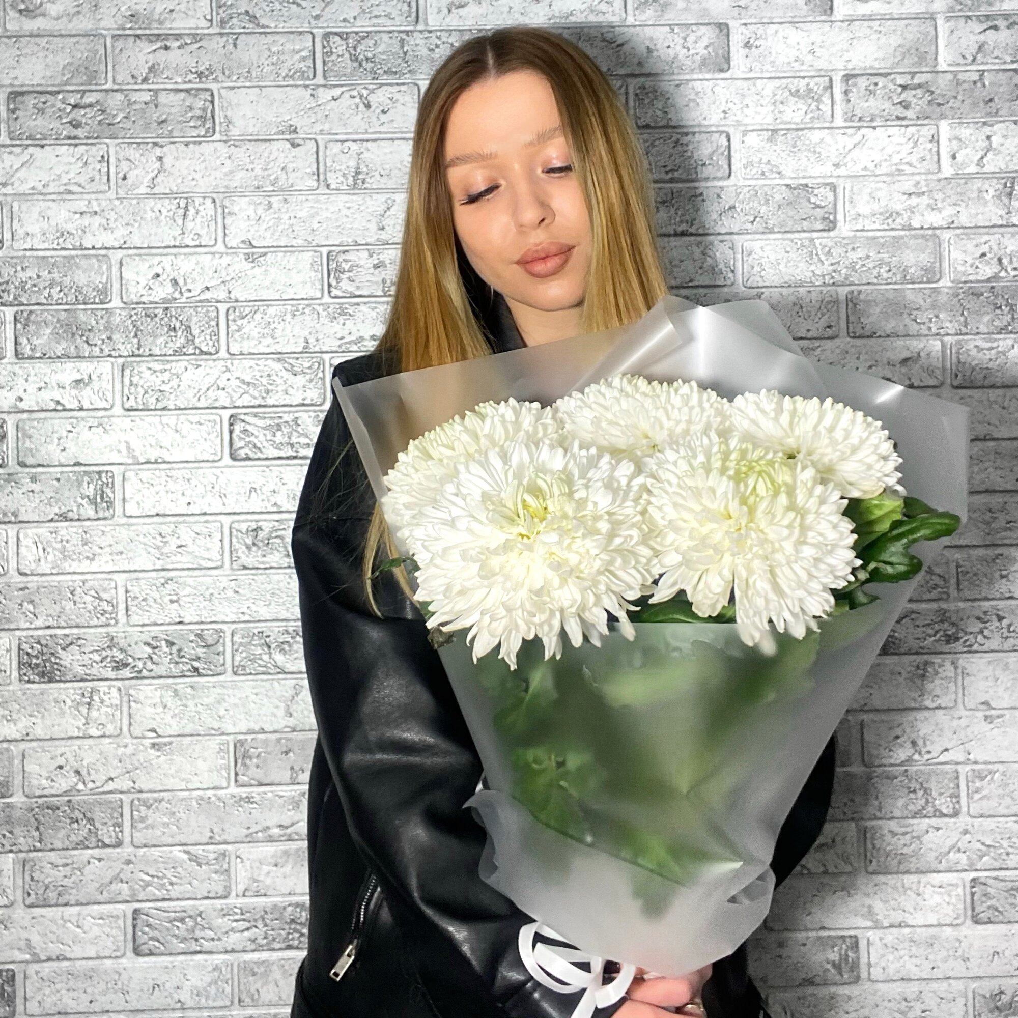 Живые цветы, букет из 5-ти одноголовых хризантем,45 см , в матовой пленке "Белый" — фото 1