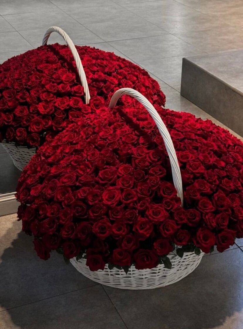 Живые цветы в корзинке, розы NURA FLOWERS эквадорские, 151 цветок, высота 40 см