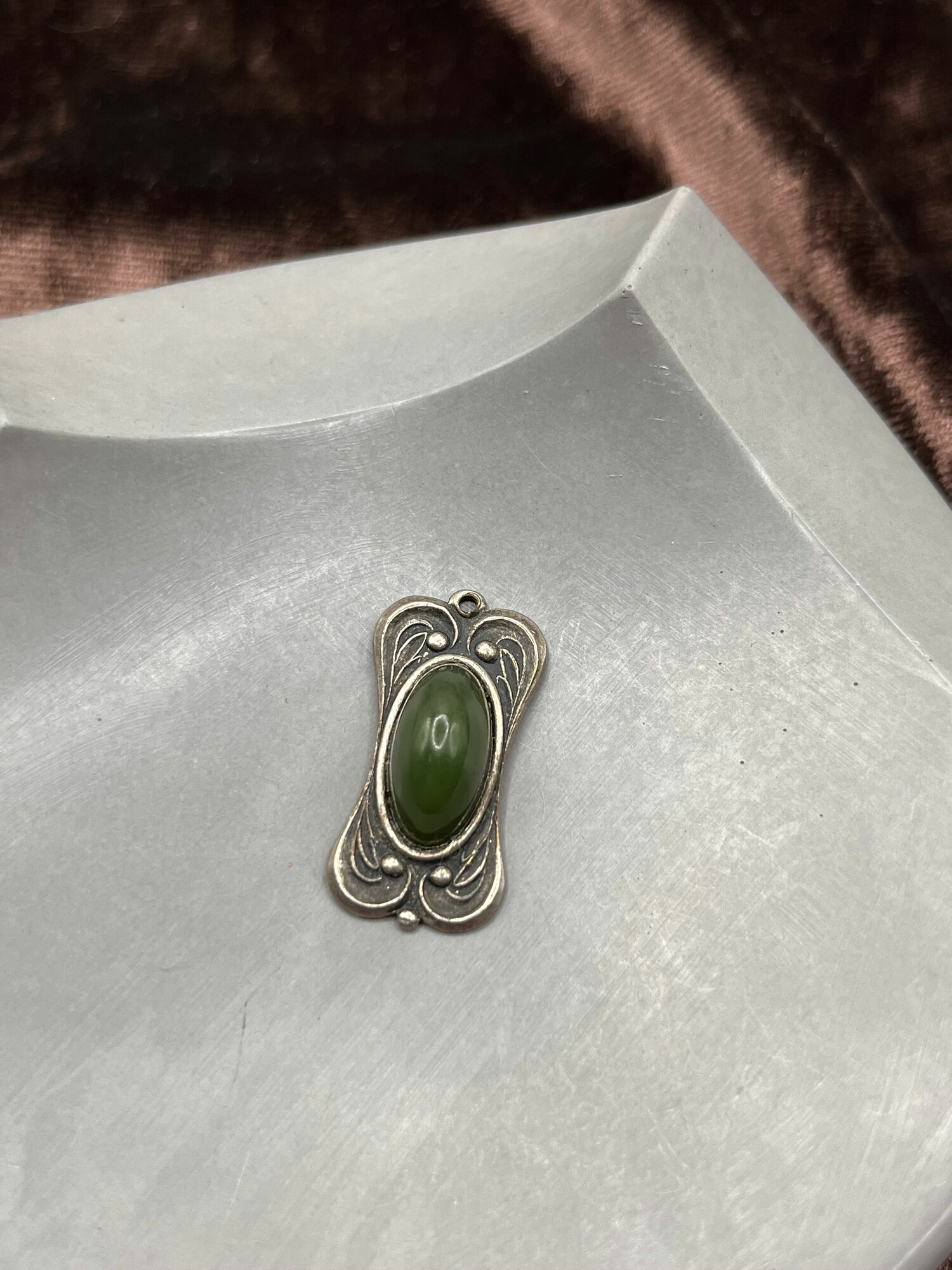 Винтажный кулон, подвеска с зеленой вставкой