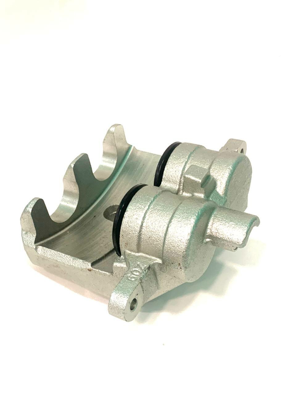 Передний правый тормозной суппорт Land Rover LR010395
