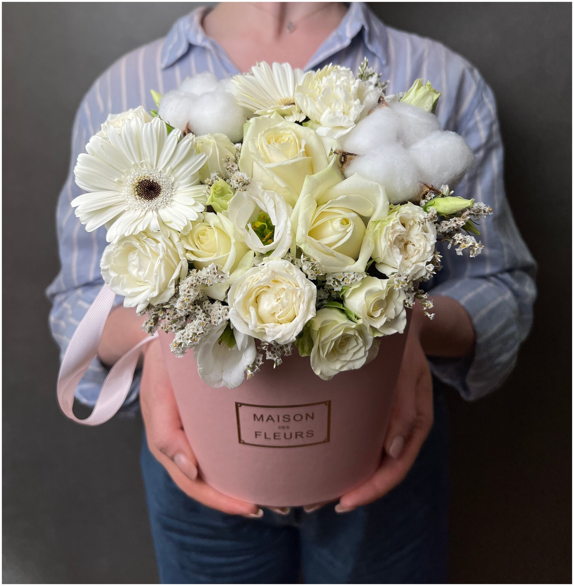 Композиция в розовой коробке, с белой герберой, кустовой розой MAX