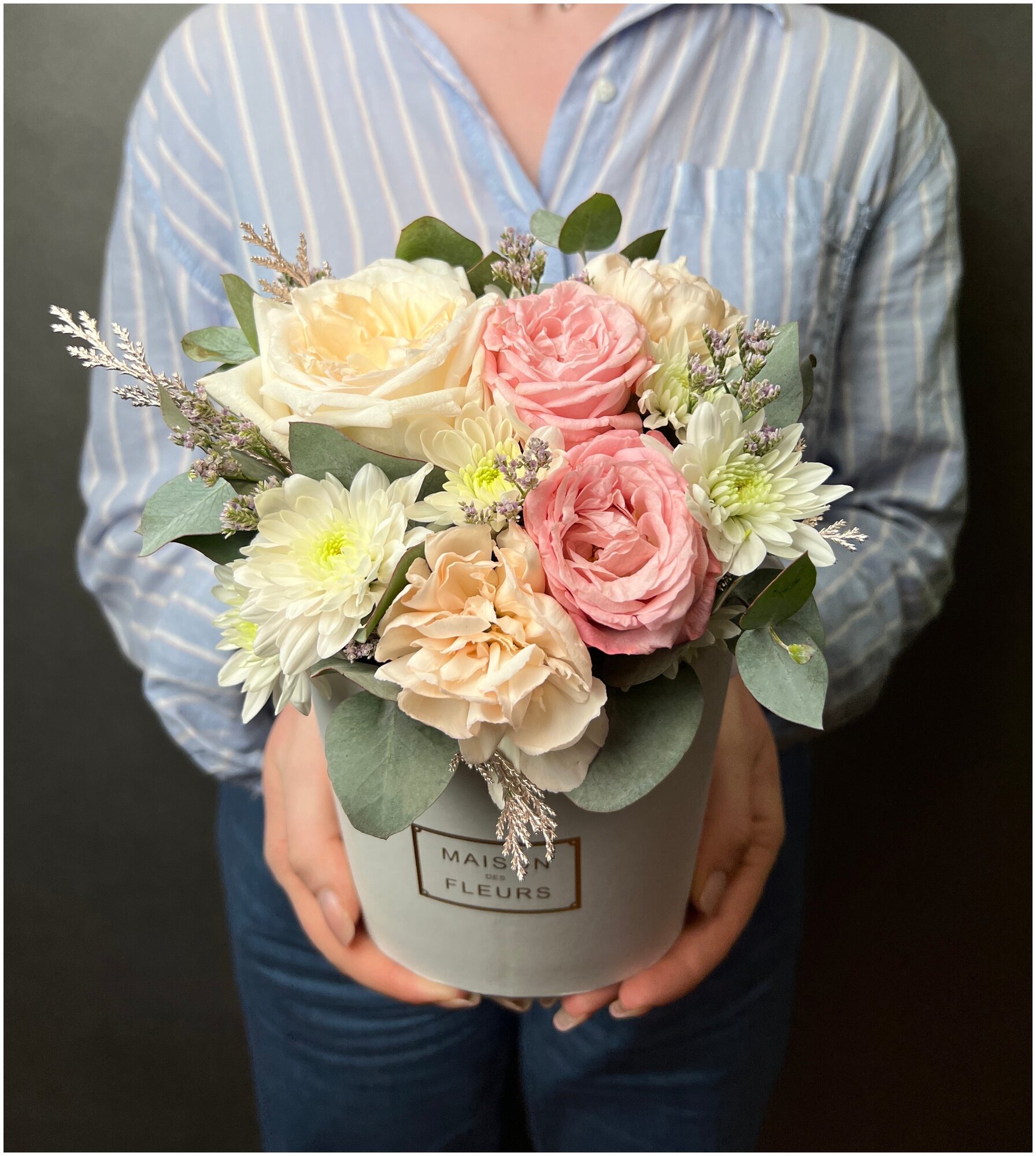 Композиция в белой коробке MINI, с ароматной розой Вайт охара и гвоздикой