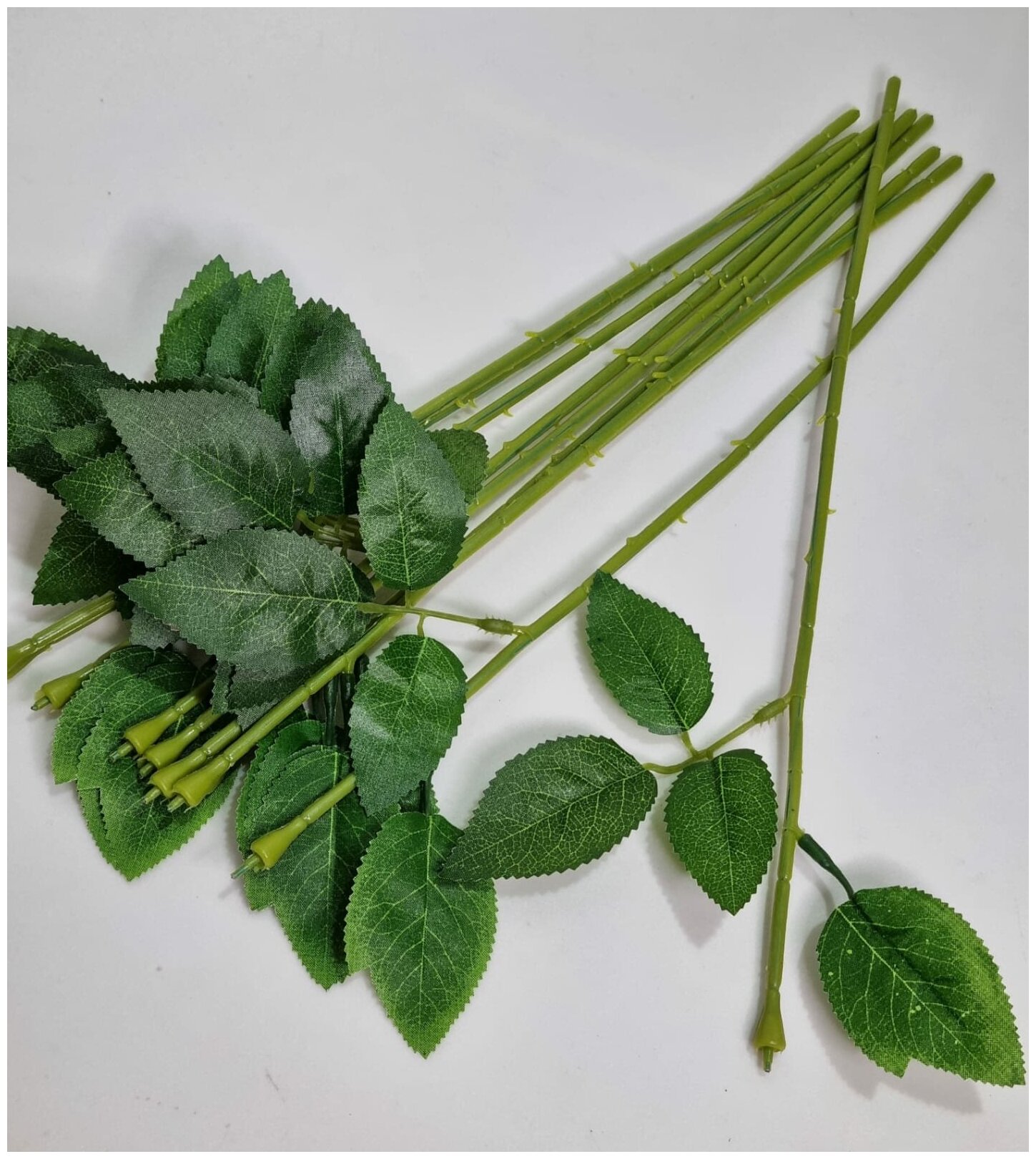 Стебли для цветов с листьями. Упаковка 10 шт. Цвет зеленый