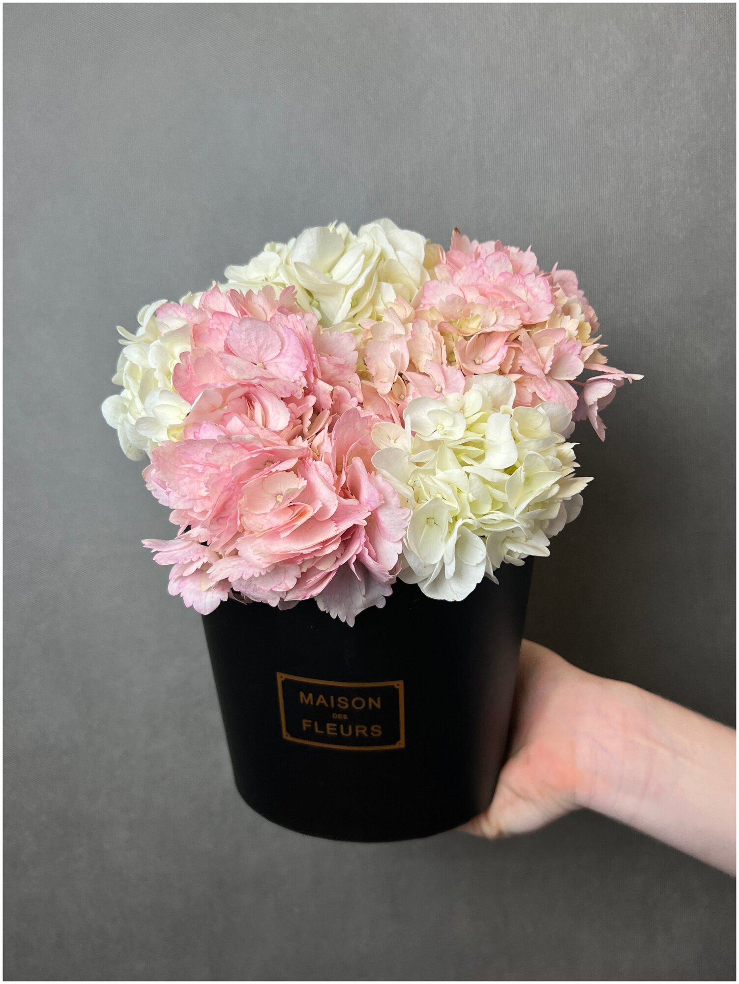 Композиция цветы с черной коробке MAXI с белой и розовой гортензией