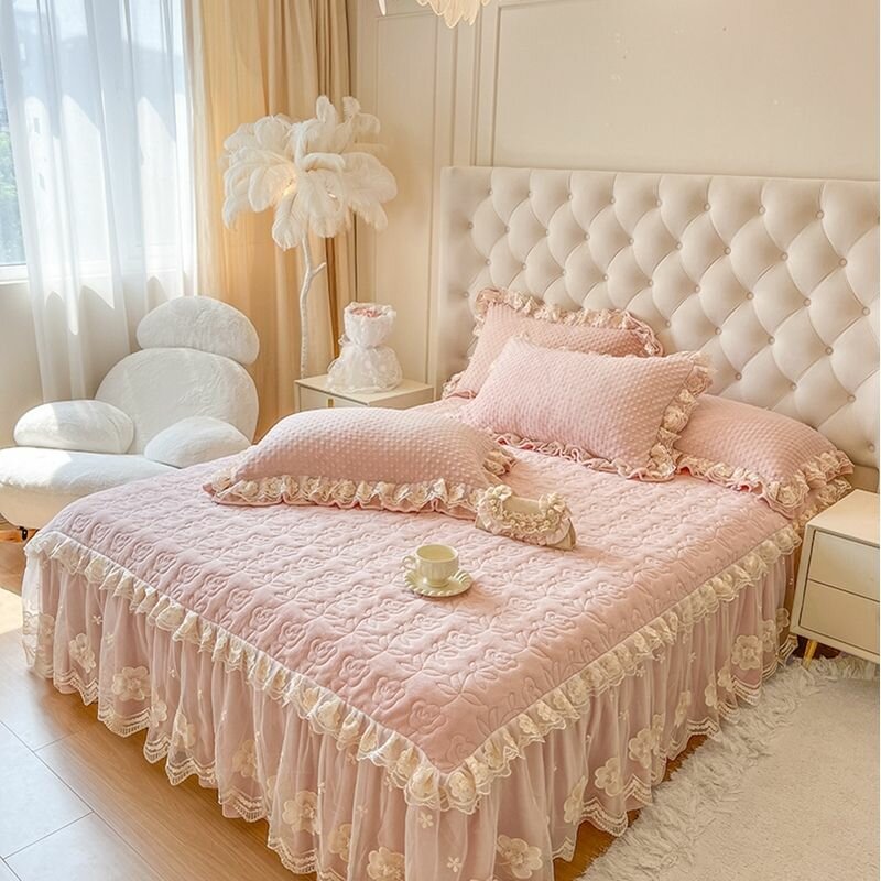 Покрывало с наволочками , Покрывало на кровать Стеганый, Молочный бархат с кружевными оборками, мягкий и теплый на зиму, комплект из 3 предметов