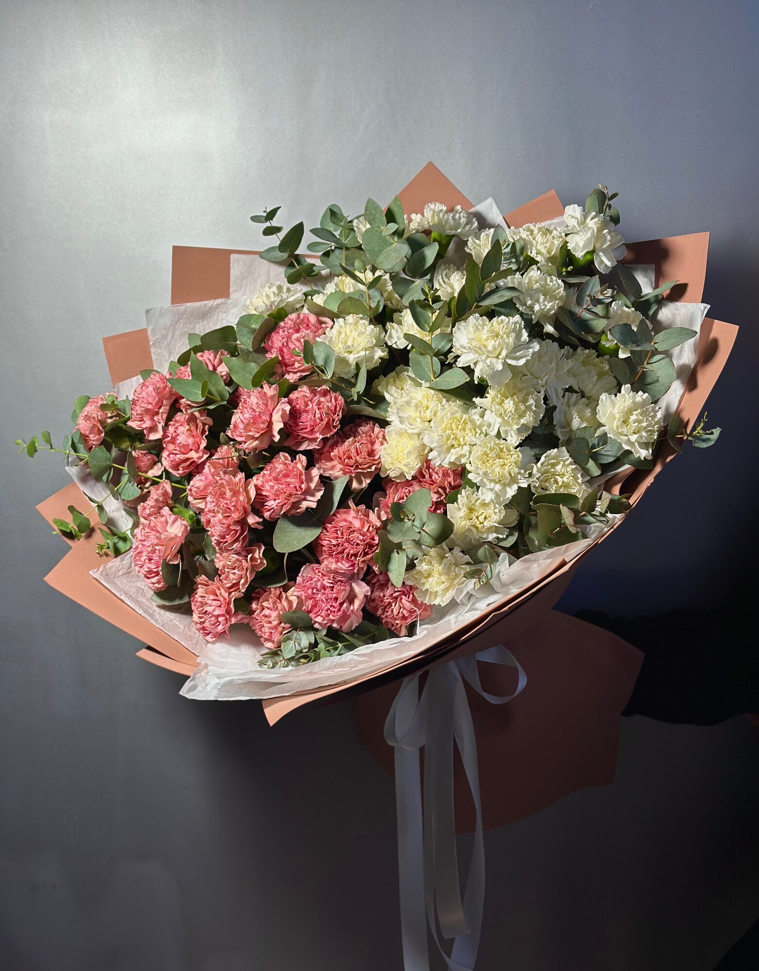 Букет Liana Flowers, гвоздика, диантус, бежевый, белый, розовый, 51 цветок