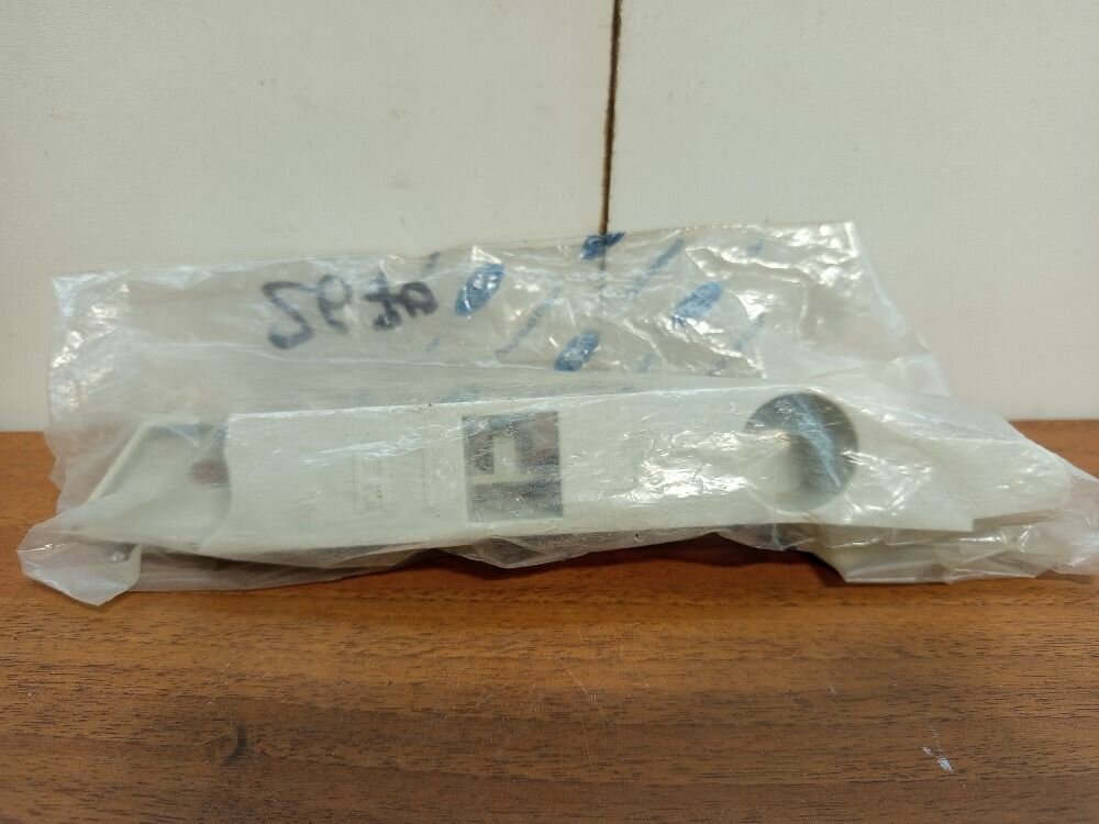 Кронштейн переднего бампера левый Ford Focus II 8M5117D959AD