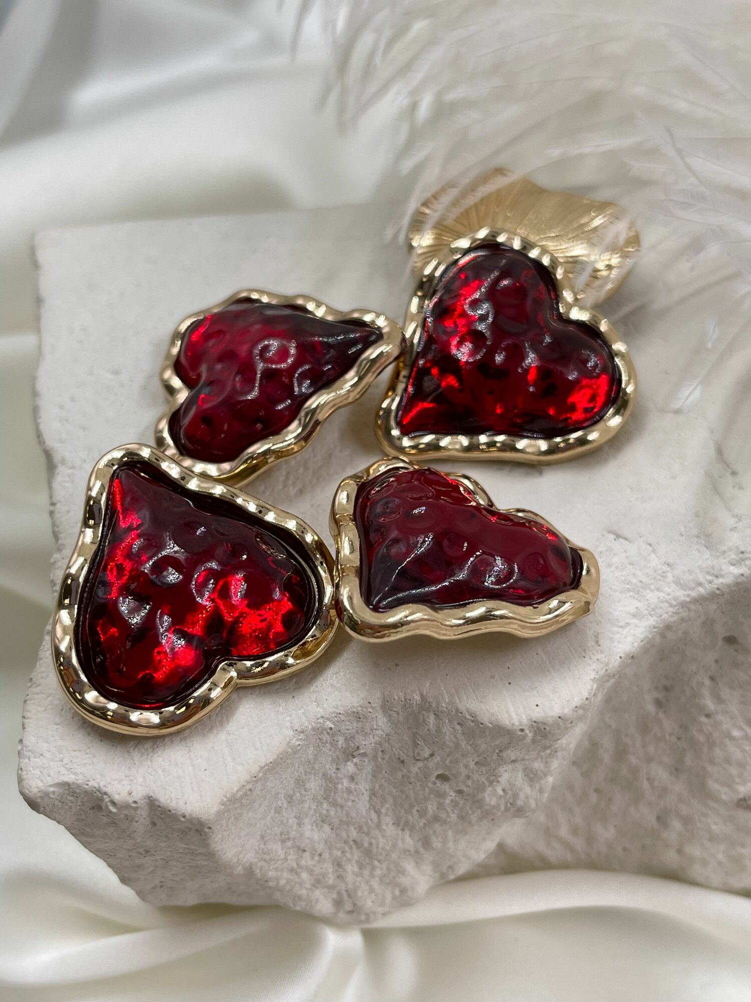 Пуговицы в форме сердца красного цвета в золотистом обрамлении 28 мм, 5 штук