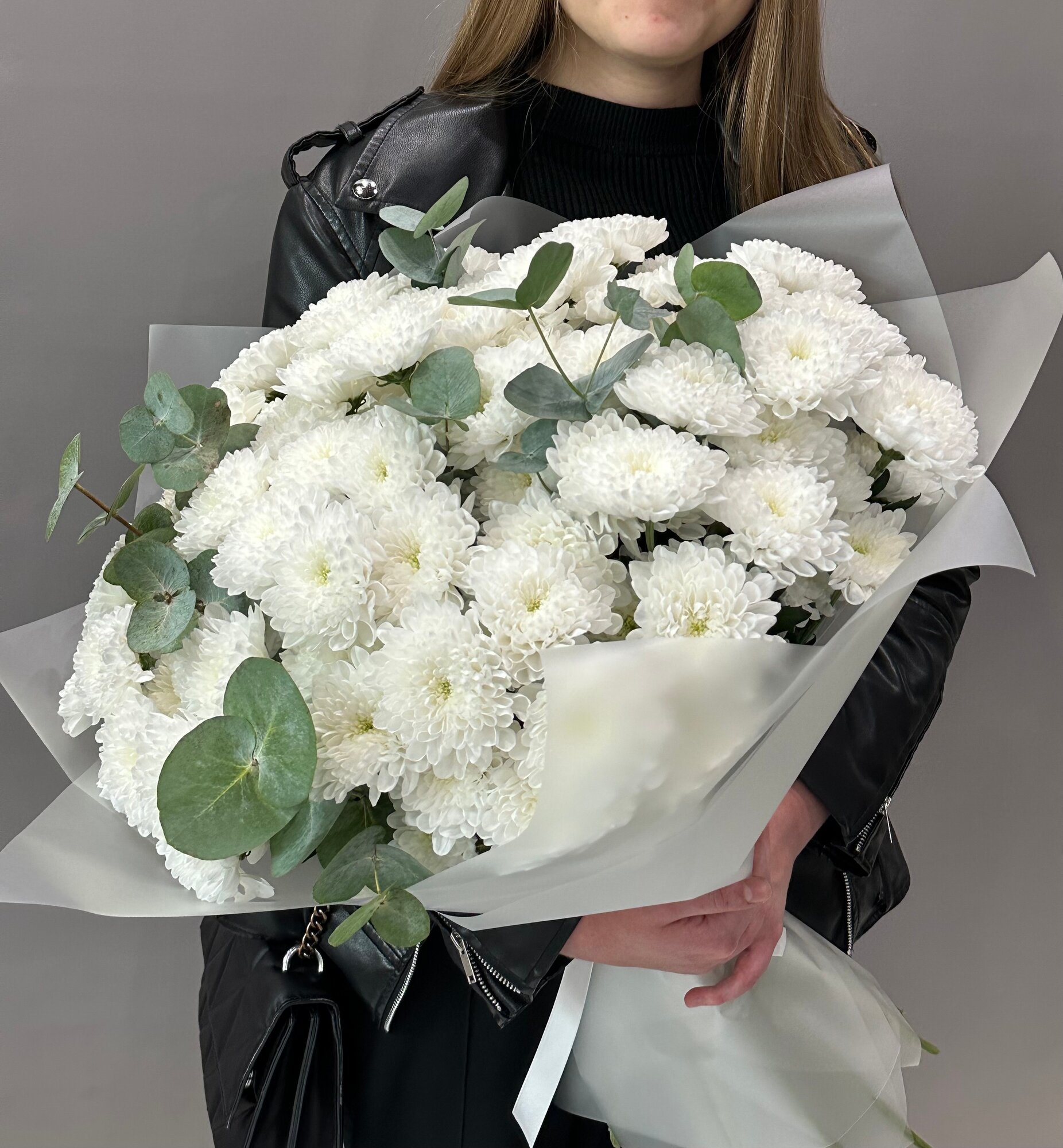 Букет из белых кустовых хризантем с веточками эвкалипта в матовой упаковке