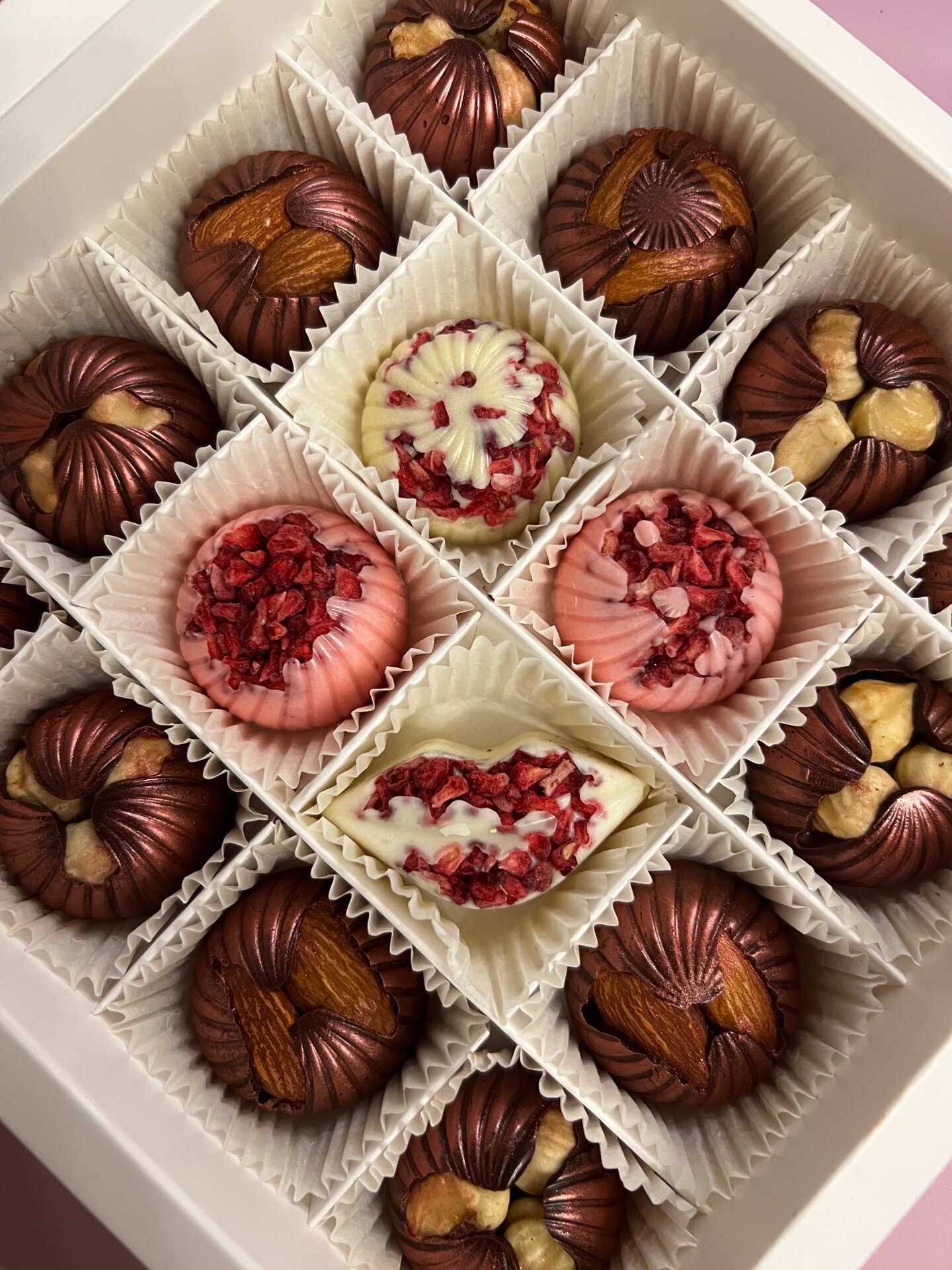 Шоколадные конфеты "Цветок 16 штук" №3, темный и белый шоколад, ручная работа