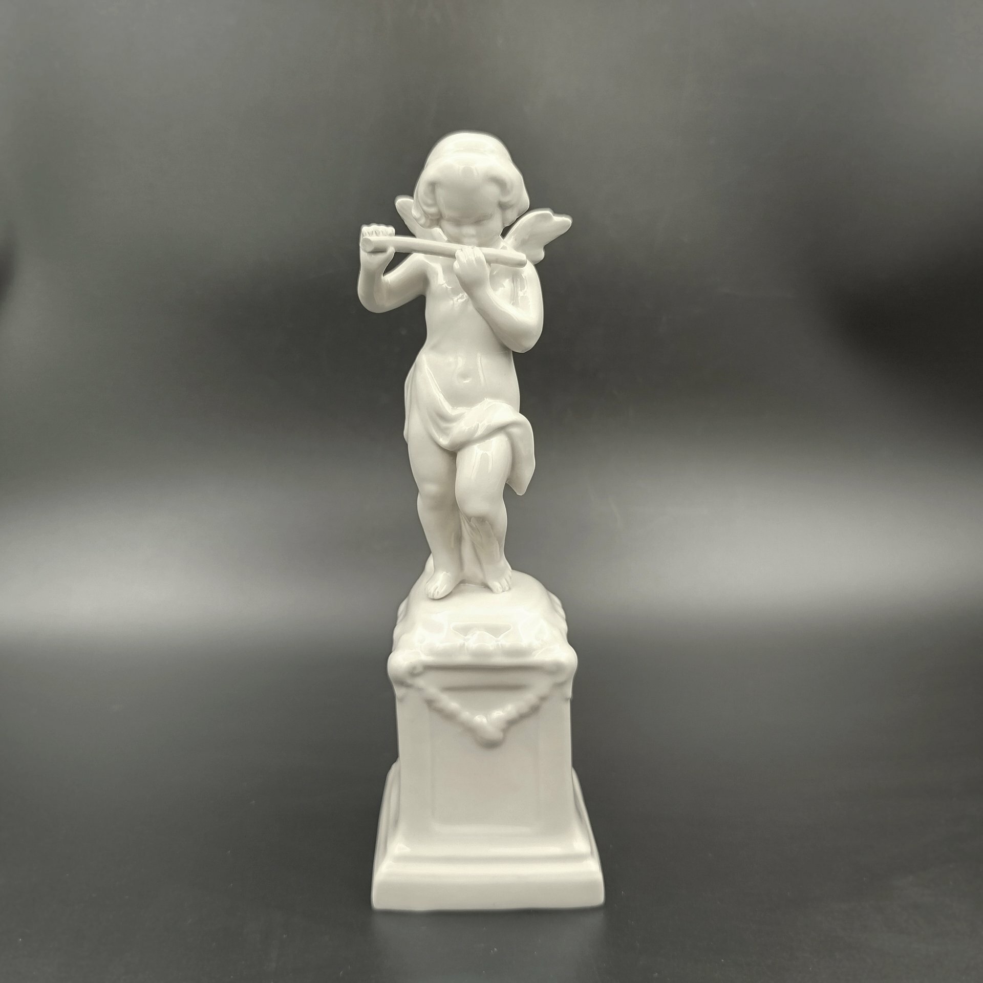 Статуэтка "Ангел с флейтой на постаменте", фарфор, Западная Европа, 1950-1980 гг.