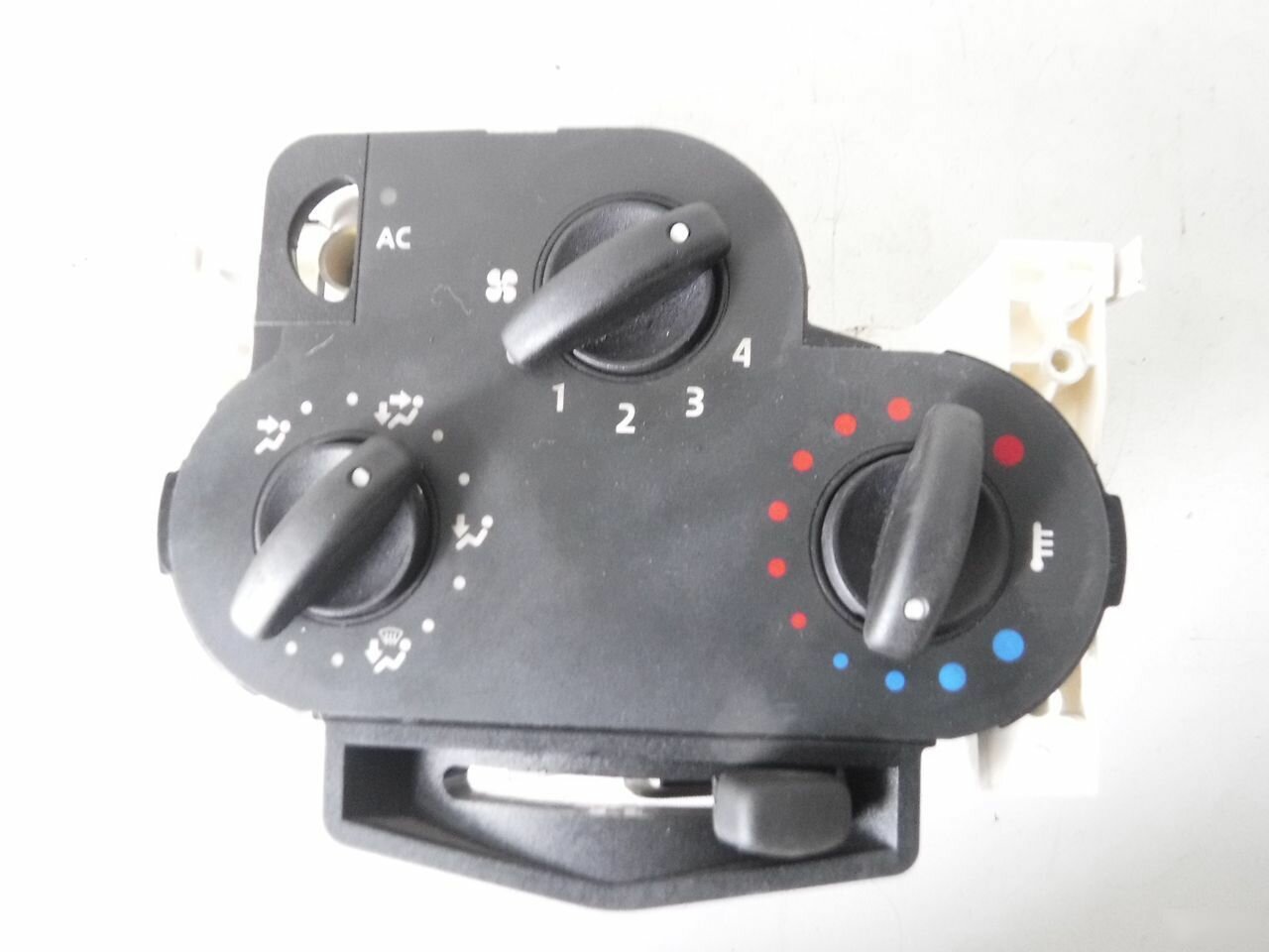 Блок управления отопителем Renault Logan I (2004—2009) 69570002