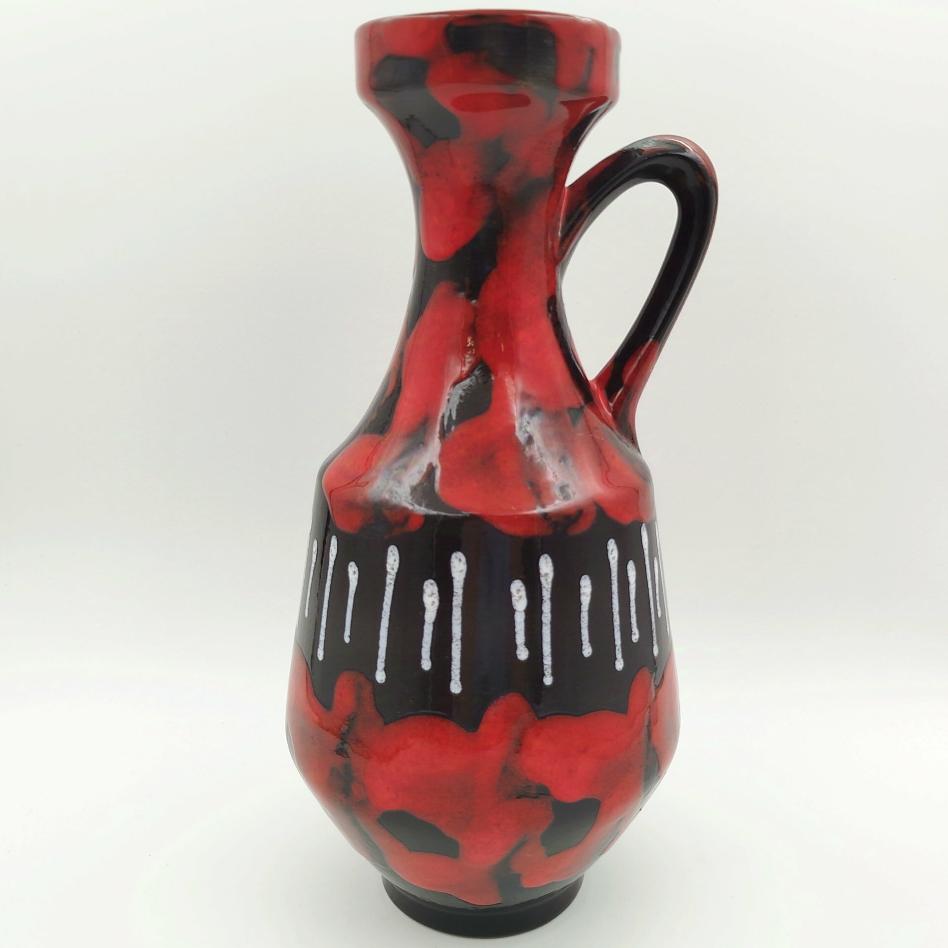 Декоративный кувшин необычной формы, украшенный яркими поливами, керамика