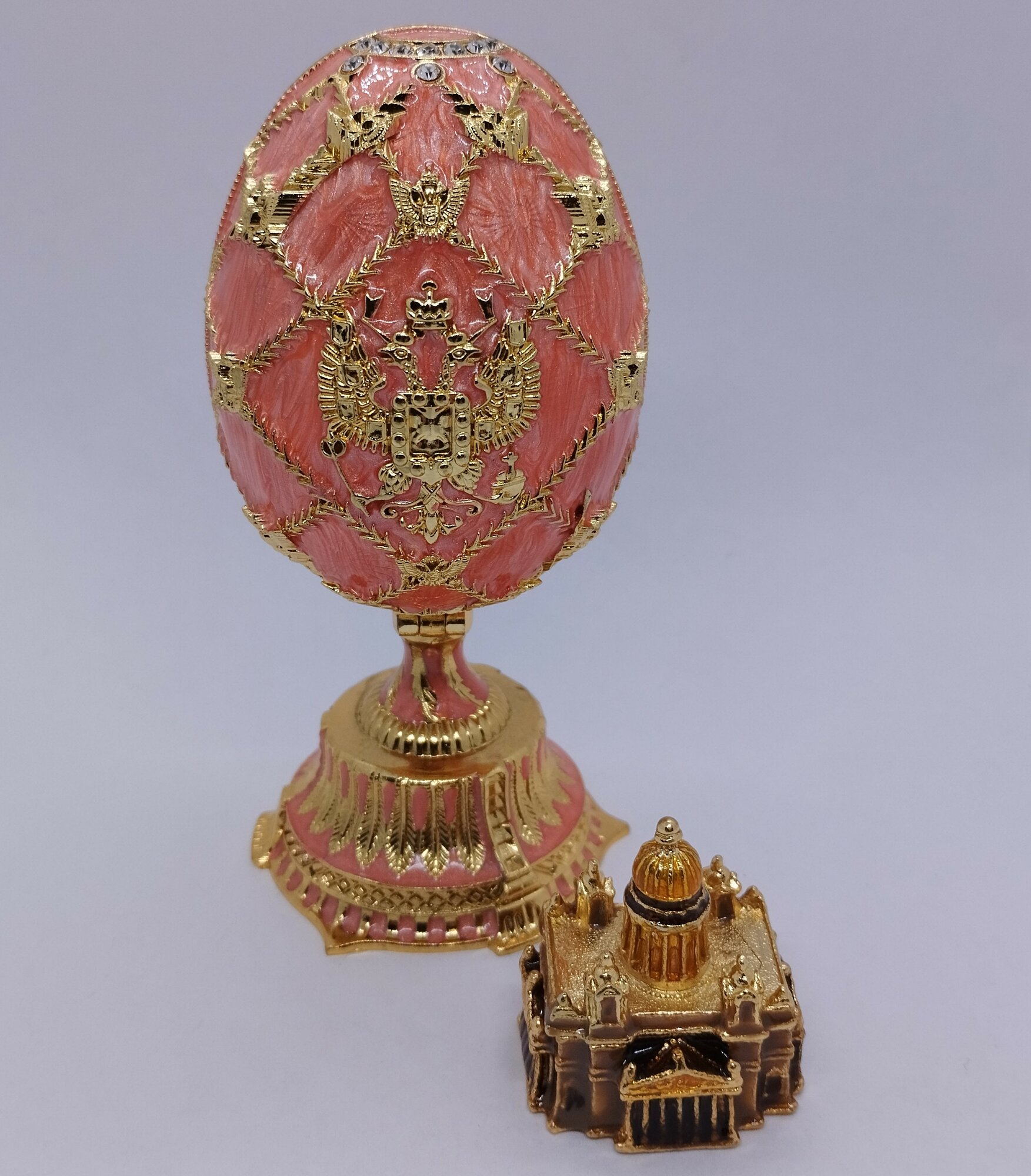 Яйцо Фаберже сетка с гербами (3038, розовое), со шкатулкой в виде Исаакиевского Собора,