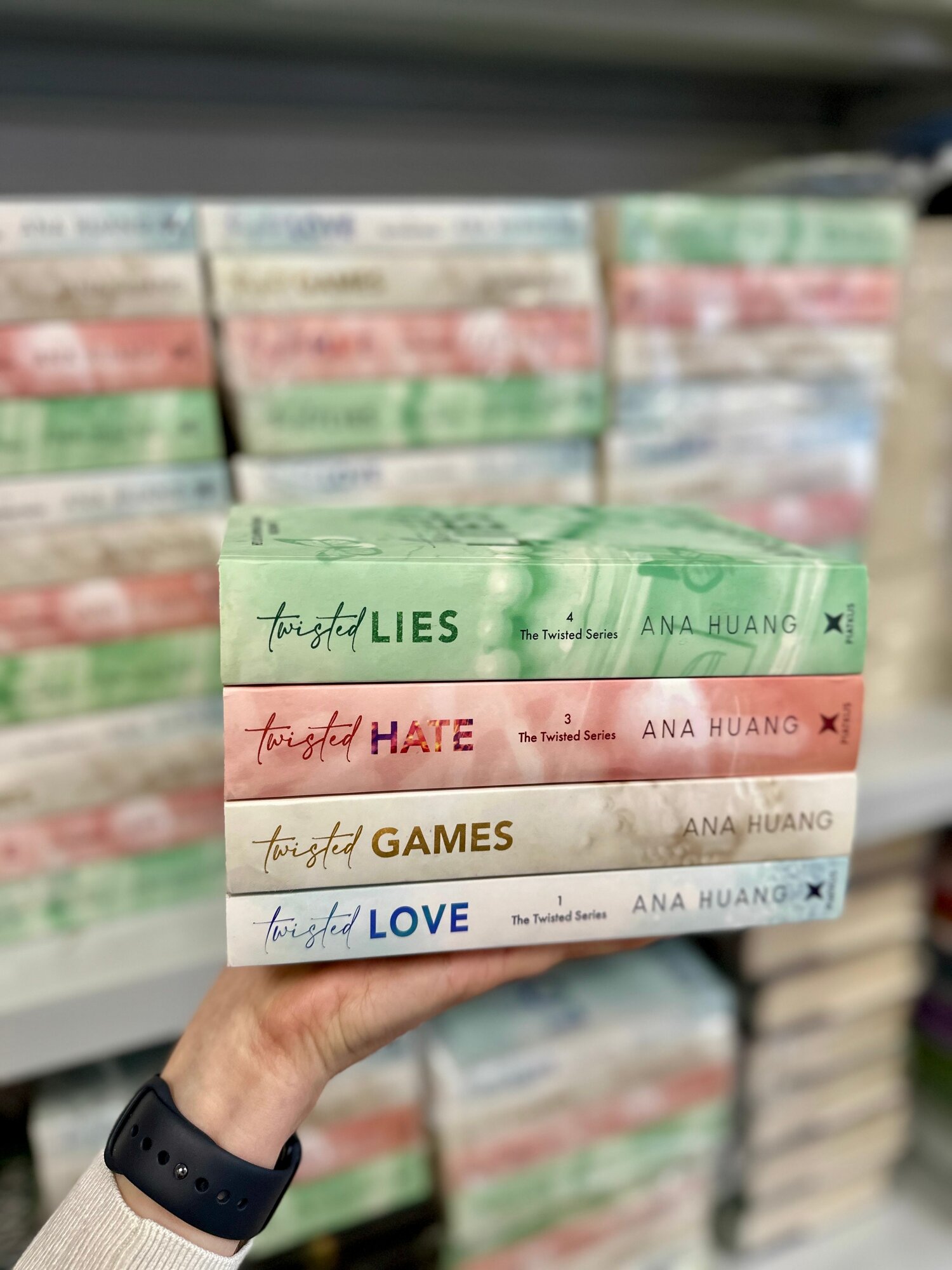 Twisted Series 4-book set. Twisted love, twisted game, twisted hate, twisted lies. Huang Ana