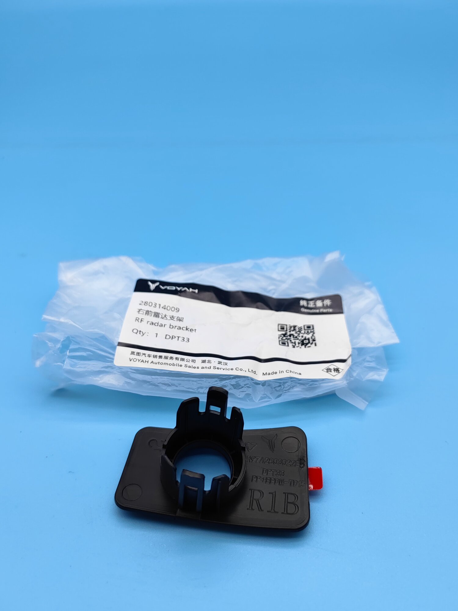 Voyah Кронштейн правый парктроника в решетку Voyah Free 280314009