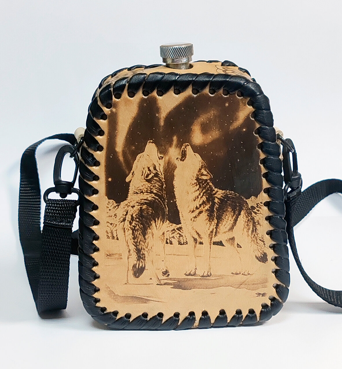 Подарочная фляга из нержавеющей стали 700 мл. в кожаном чехле "Охота" (Волки). Ручная работа, Россия.