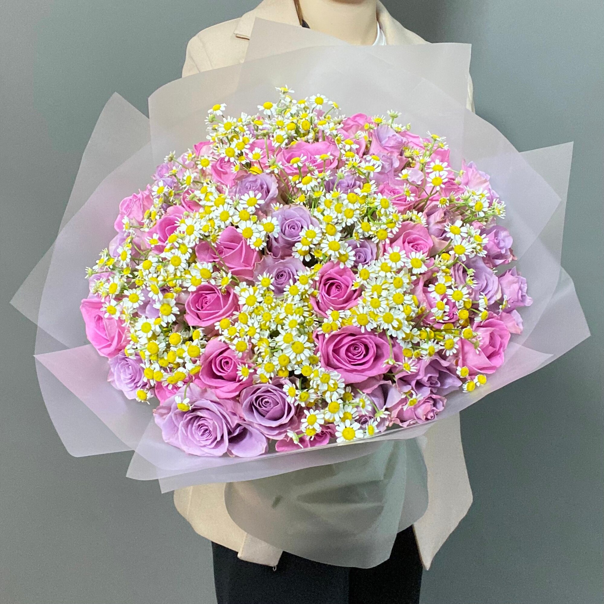 Нежный букет (роза Кения 50 шт, танацетум 25 шт.), высота букета 45 см