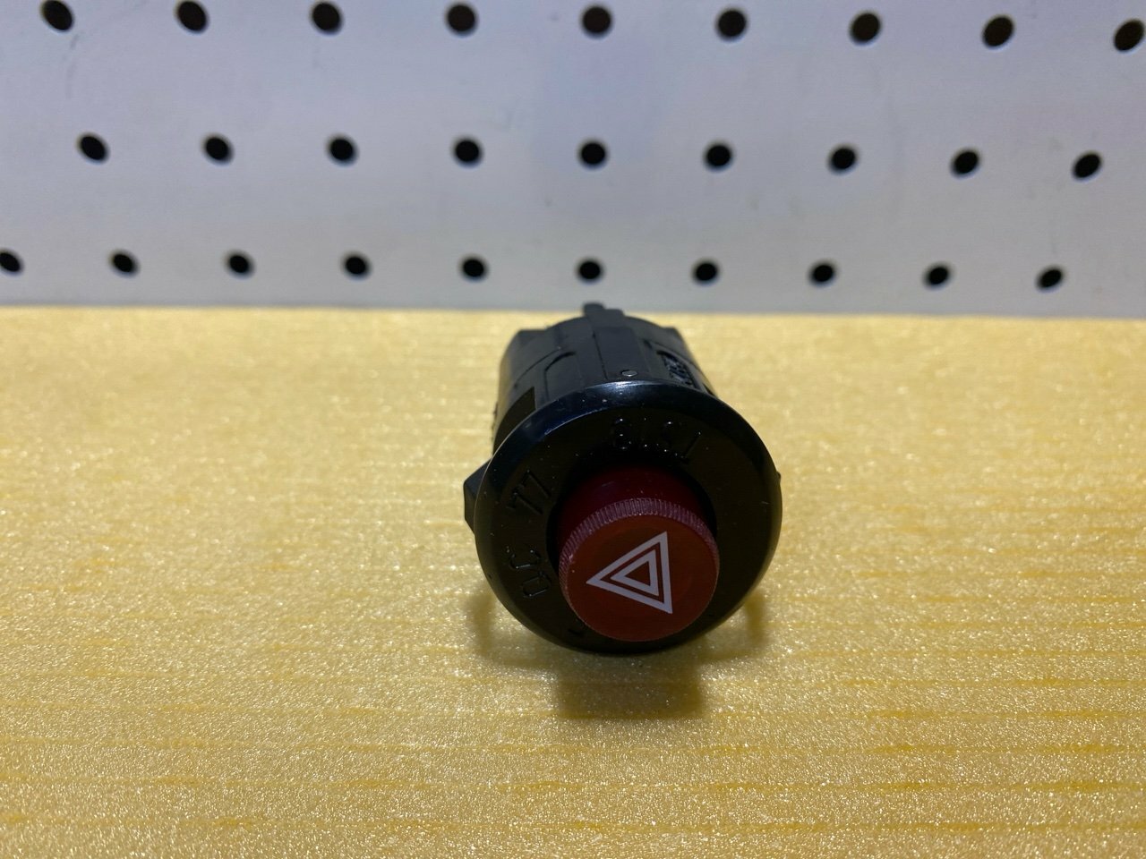 Переключатель (клавиша) аварийной сигнализации MAN MERCEDES VOLVO (МАН мерседес вольво)